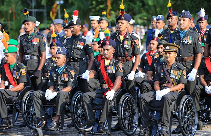 ඉපදෙනකොට සතුටෙන් හිනා වෙවී දාපු නම, අඬ අඬා හොයන මතු බුදු වෙන අපේ ...