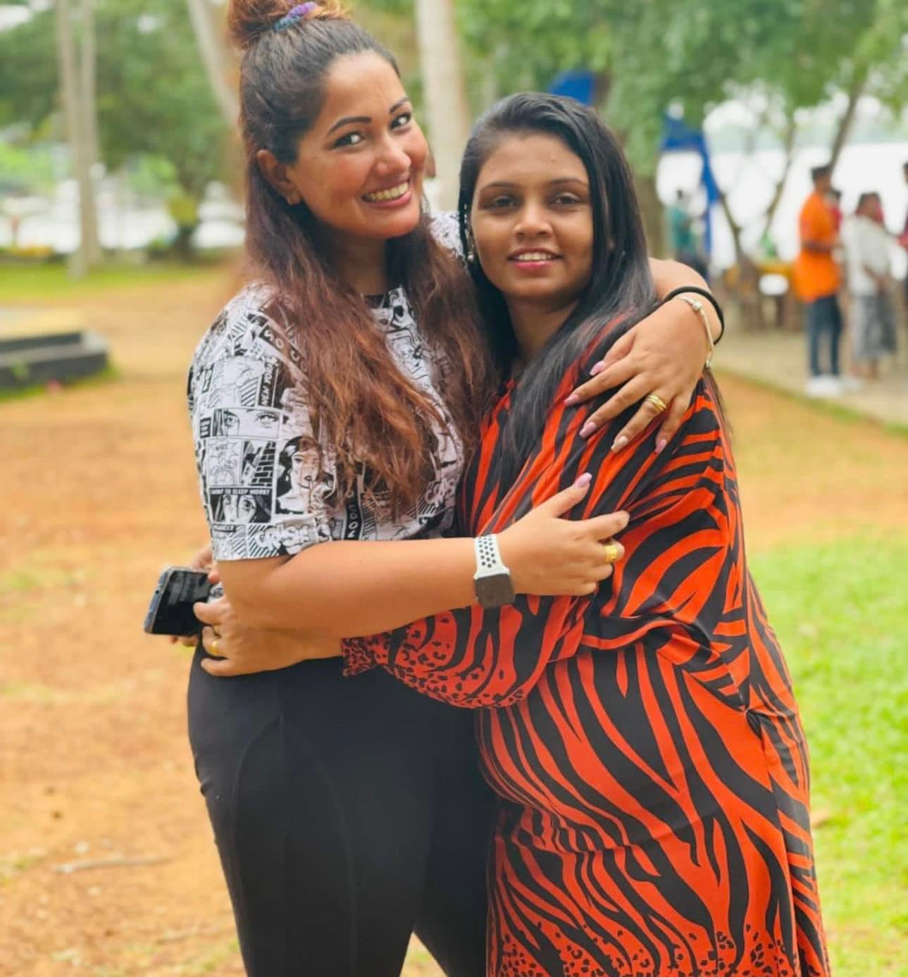 "ඕන හදිස්සියකට ඇඳුමක් හදලා මැදලා දෙන්නේ මෙයා තමයි ඉතින්... පවුලේ ඉන්නවද ...