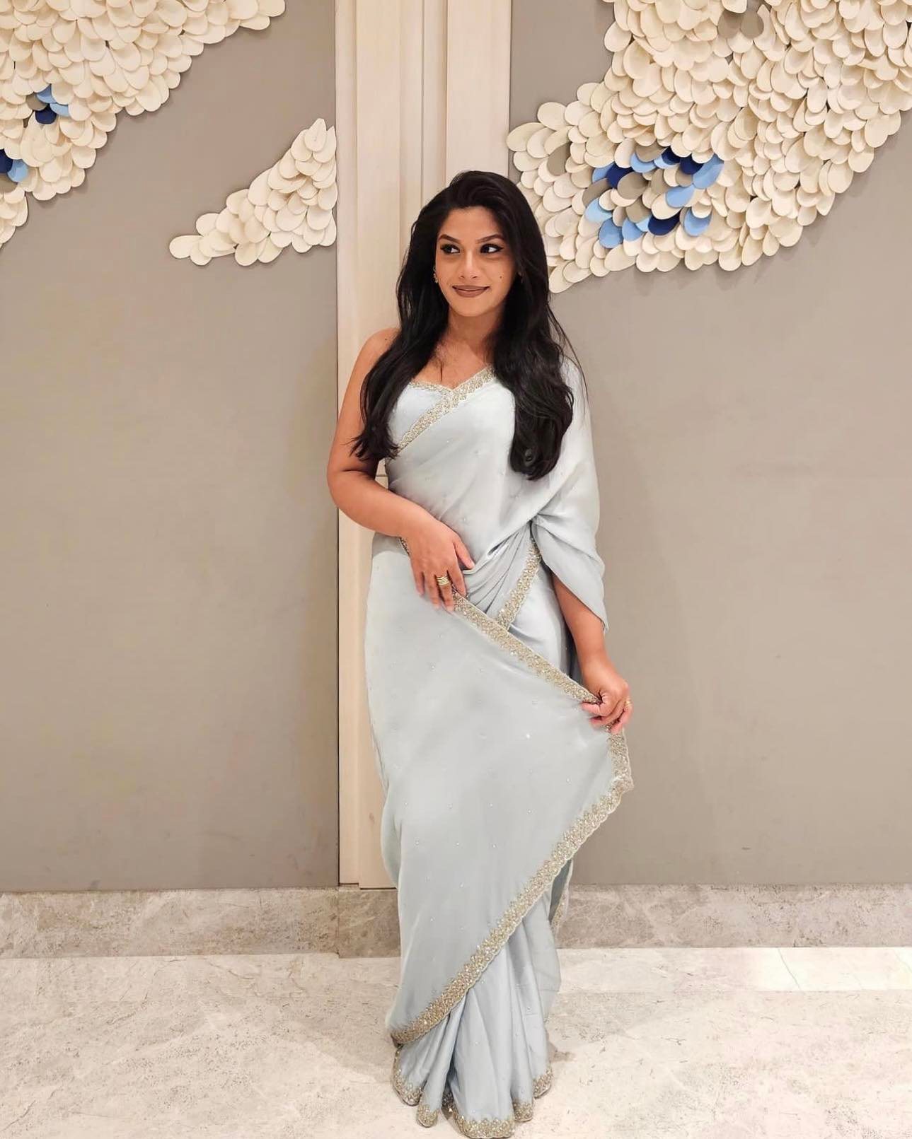 මෙයාගේ ලැජ්ජාවයි අරයාගේ ආදරෙයි බලන්නකෝ... කොහෙ ගියත් කැපිලා පේන, ආදරෙන් ...
