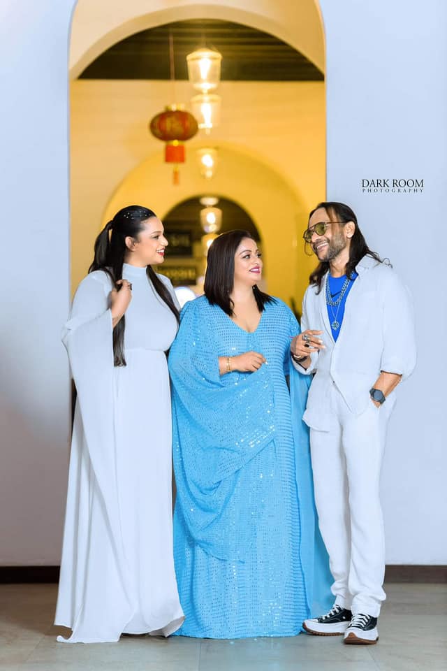 "තාරුකා පෙලෙන් එහා සේද නිල් ගුවන්තලේ..." - ඒ තුන් දෙනා ගේ ලස්සන ...