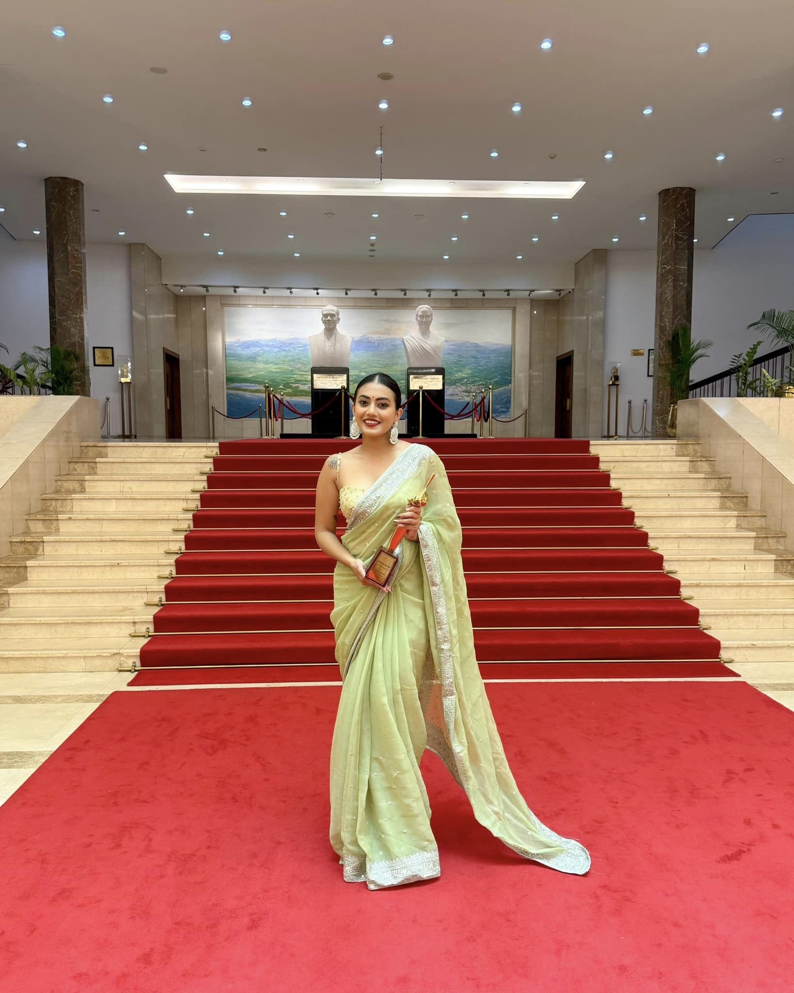 මේ නම් ඇයට ගොඩක් වාසනාවන්ත වසරක්.. සම්මාන පිට සම්මාන දිනා ගත්ත ශනුද්‍රි ...