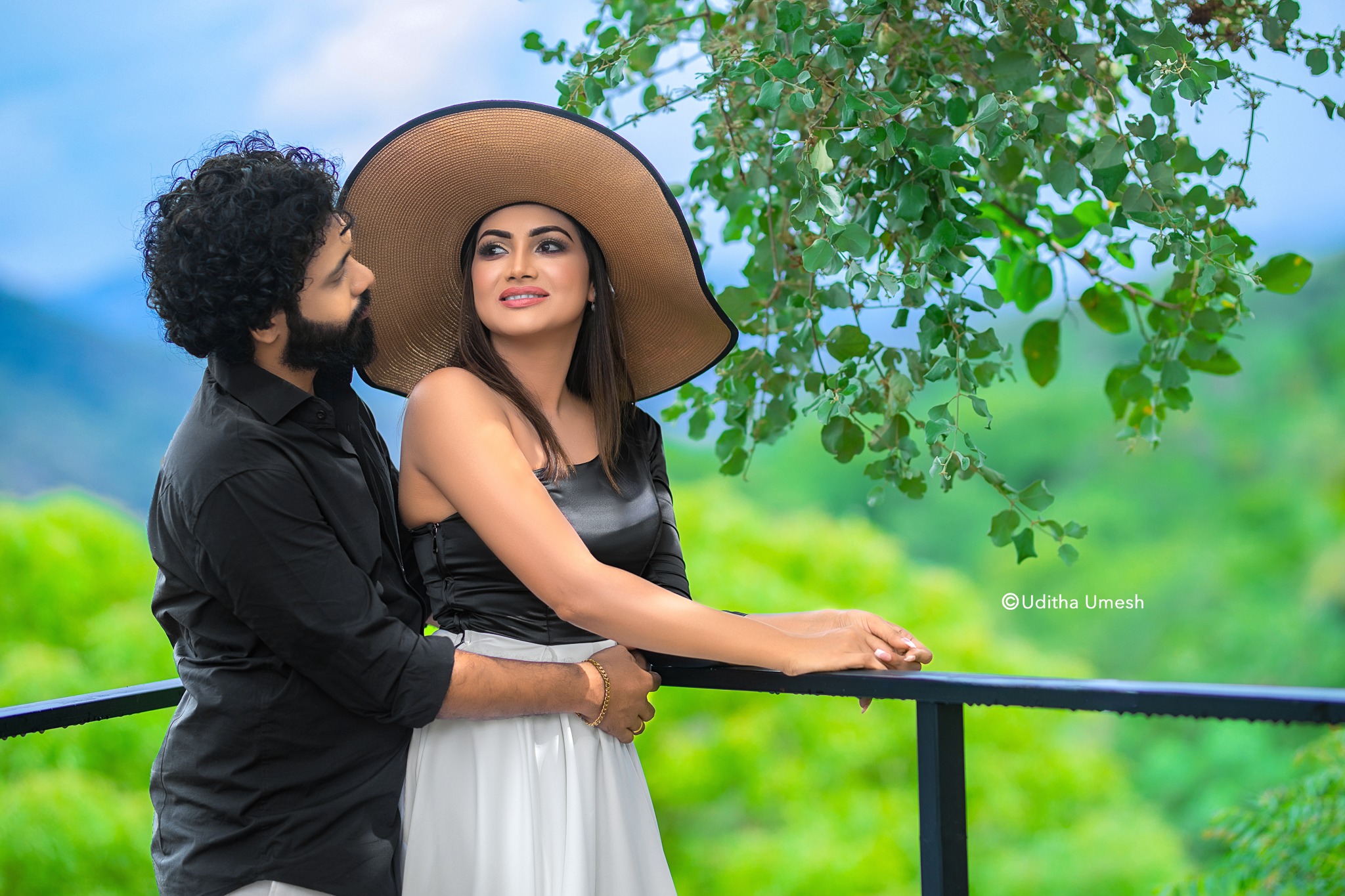 ඒ දෙන්නාගේ ආදර වසන්තය එන්න එන්න ප්‍රේමණීය වෙන හැඩයි... චතු සැමියා එක්ක ...