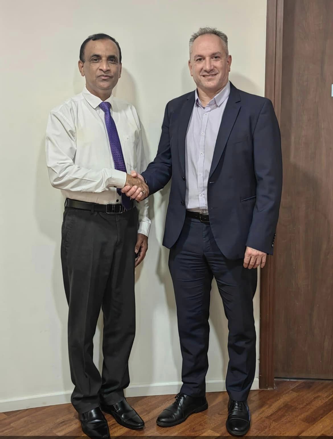 යුද්ධය ගැන නොසිතා අපේ මිනිස්සු ගැන සොයන බලන ආදරණීය තානාපතිවරයා - Nimal ...