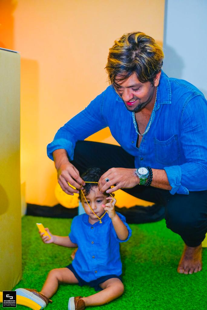 "එයාගේ හුරතල්ම කාලේ..." වැටි වැටී නැඟිටින, චිලීගේ පුංචි පුතාගේ උපන් ...