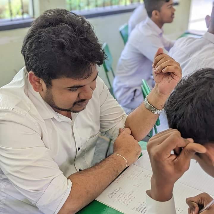 "ඔබවන් ගුණවත්, යහපත් දරුවෙකුගේ වියෝව හැමදාමත් තියේවි.." - මනුජගේ අකල් ...