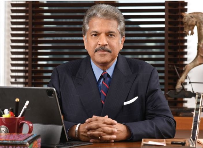 මුහුදු ගැඹුරේ හෝටලයක රාත්‍රියක් ගත කරන්නට ප්‍රකෝටිපතියෙක්ට කල ආරාධනාවට ...