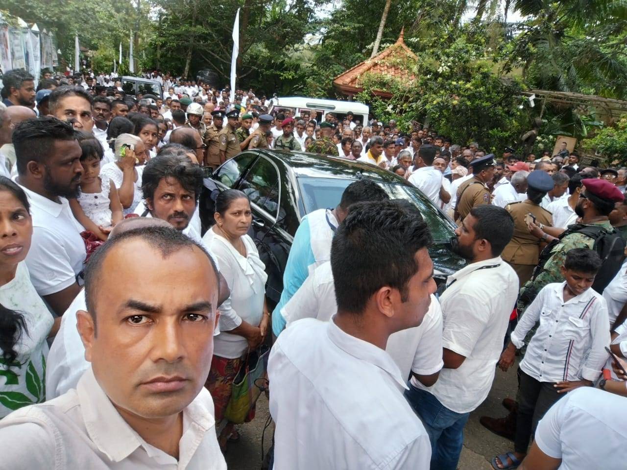 වත්තේ ගේ ළඟ නිසල නිවහනට යන පාලිත තෙවරප්පෙරුම - Photos - Palitha ...