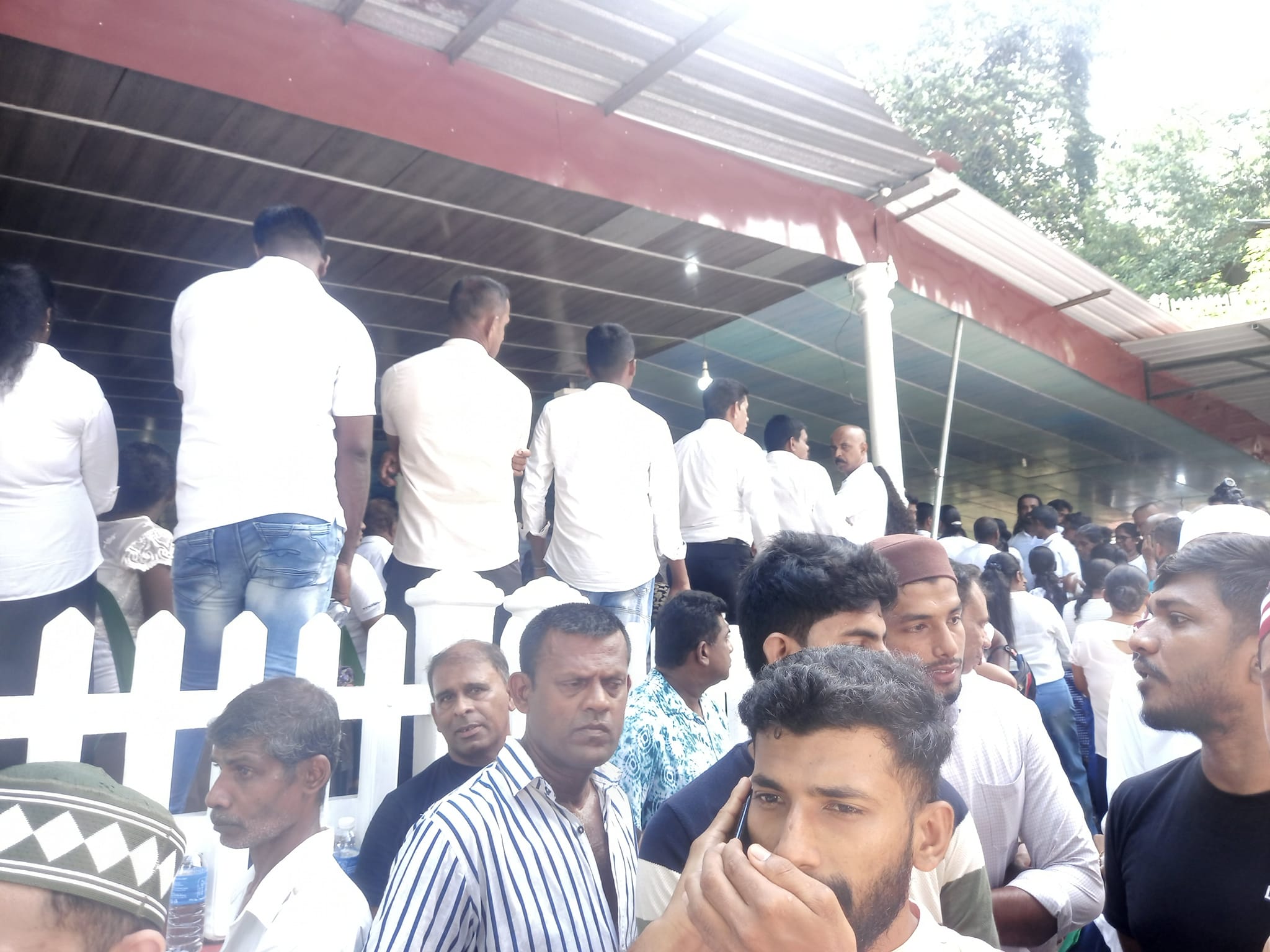 වත්තේ ගේ ළඟ නිසල නිවහනට යන පාලිත තෙවරප්පෙරුම - Photos - Palitha ...