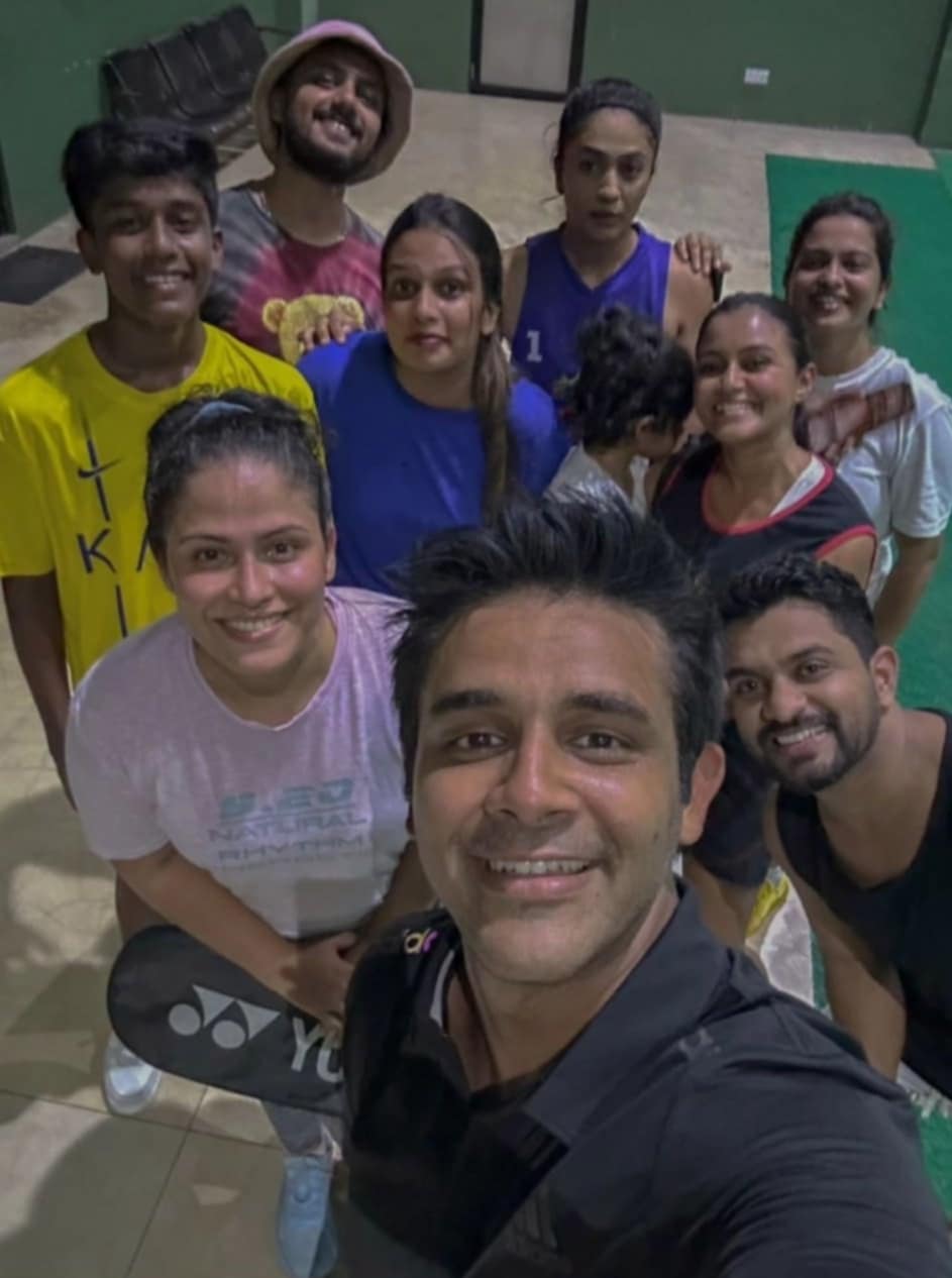හිතේ හැටියට සතුටු වෙන්න මෙන්න එයාලා ලස්සන තැනක් සොයාගෙන ගිහින් ...