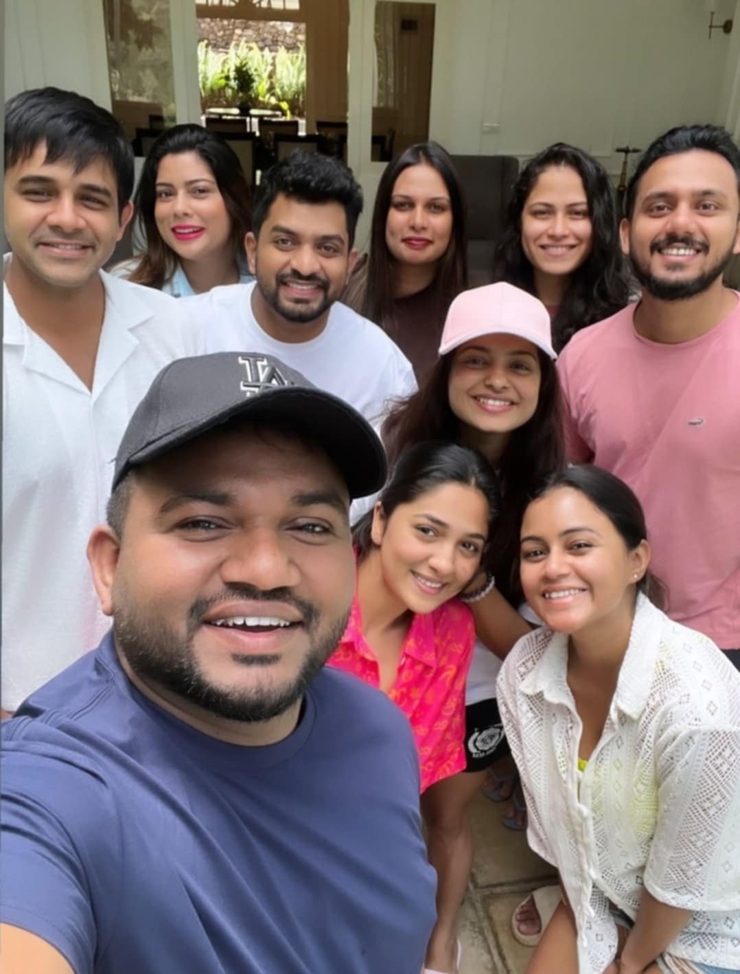 හිතේ හැටියට සතුටු වෙන්න මෙන්න එයාලා ලස්සන තැනක් සොයාගෙන ගිහින් ...