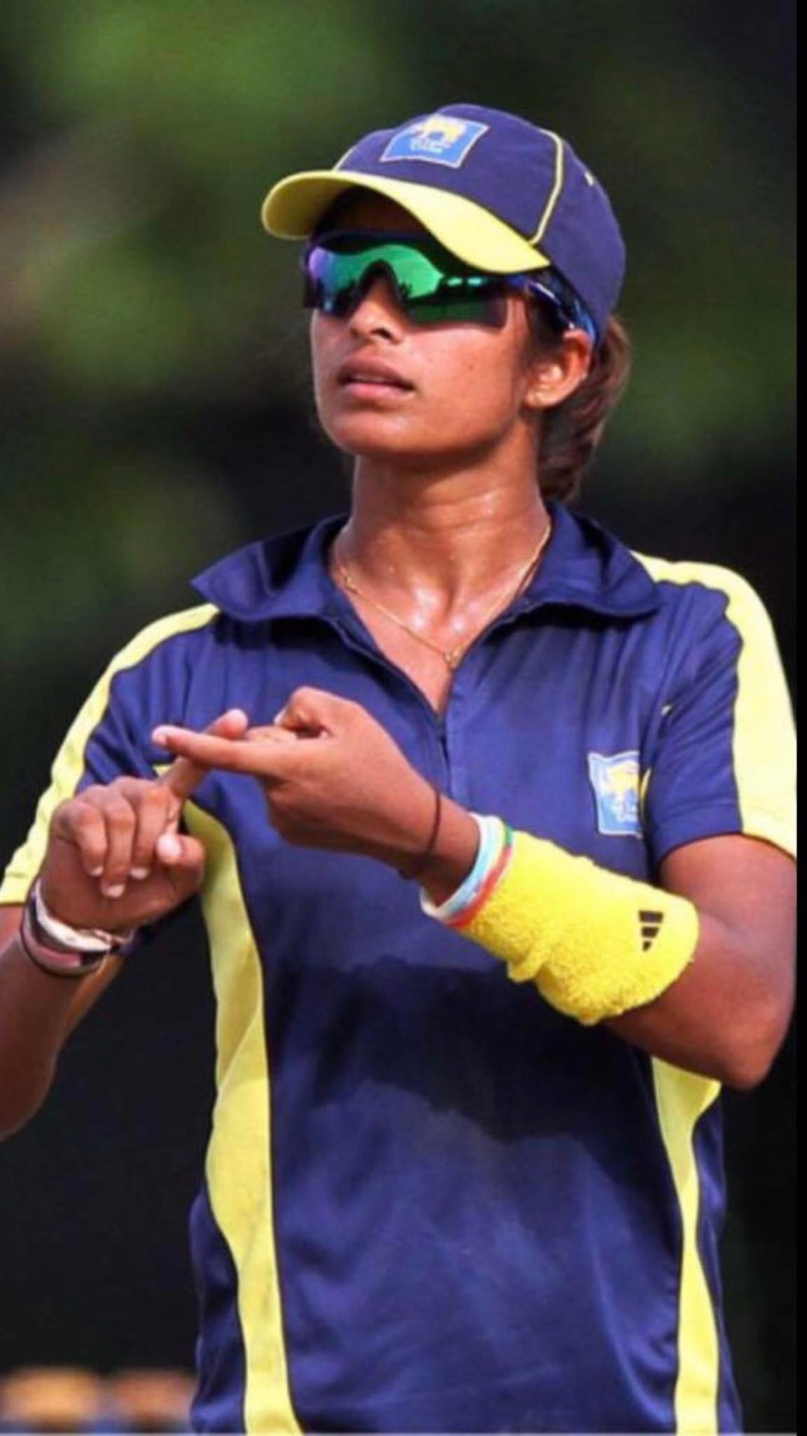 ශ්‍රී ලංකා කාන්තා ක්‍රිකට් කණ්ඩායම ඒ කාලයේ හැඩ කරපු මෙයාව මතකද බලන්නකෝ ...