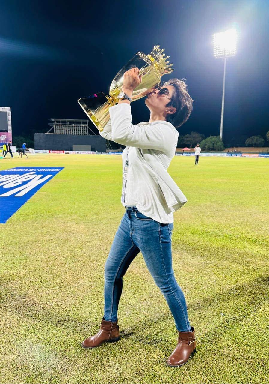 ශ්‍රී ලංකා කාන්තා ක්‍රිකට් කණ්ඩායම ඒ කාලයේ හැඩ කරපු මෙයාව මතකද බලන්නකෝ ...
