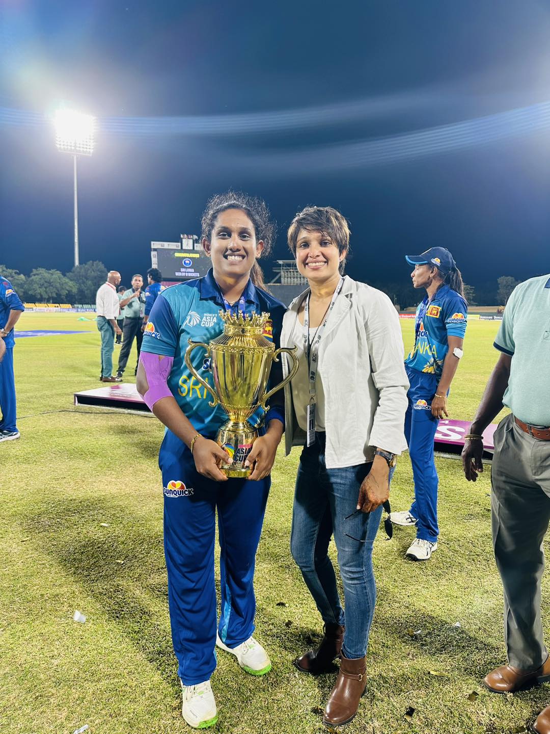 ශ්‍රී ලංකා කාන්තා ක්‍රිකට් කණ්ඩායම ඒ කාලයේ හැඩ කරපු මෙයාව මතකද බලන්නකෝ ...