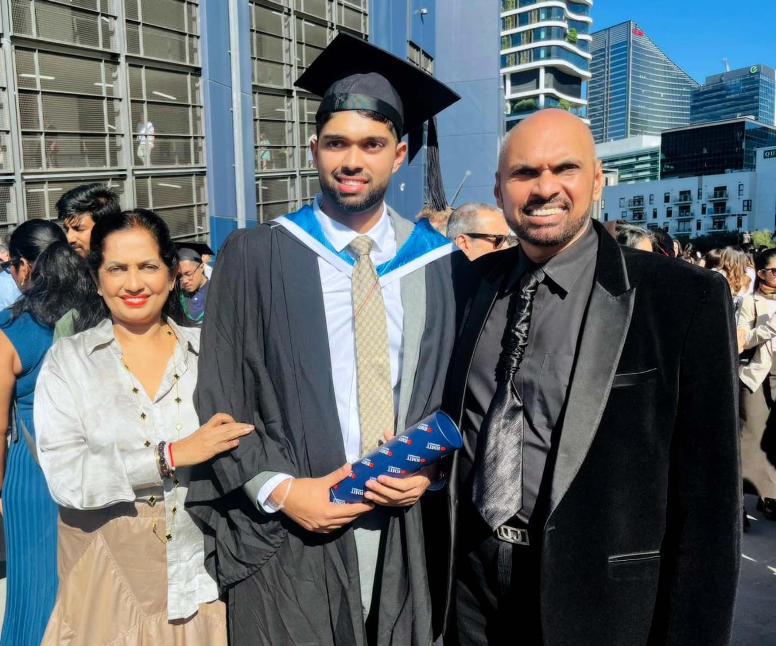 ඔහුගේ ජයග්‍රහණය පසුපස සිටි යෝධ සෙවනැල්ල වෙන්න ඇත්තේ ඔවුන් දෙදෙනායි.. සබීතාගේ ආදරණීය පුතු ...