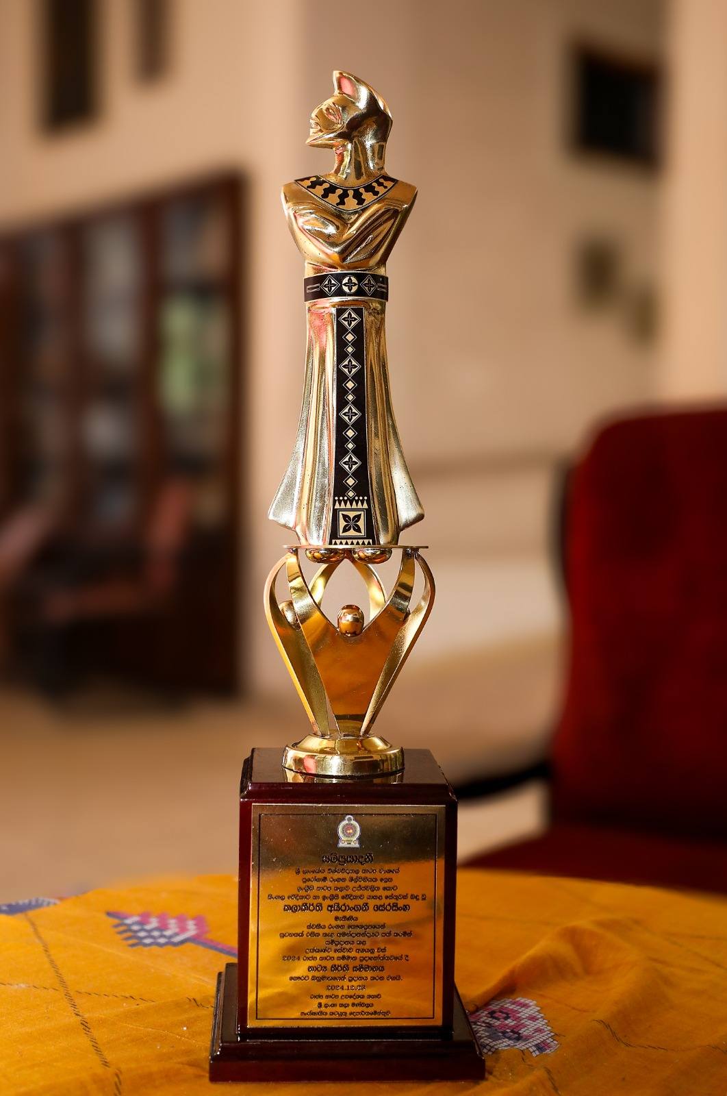 එතුමියට තවත් සම්මානයක්... ඇමති ගෙදරටම ගිහින් දෙයි - Photos - Airangani ...
