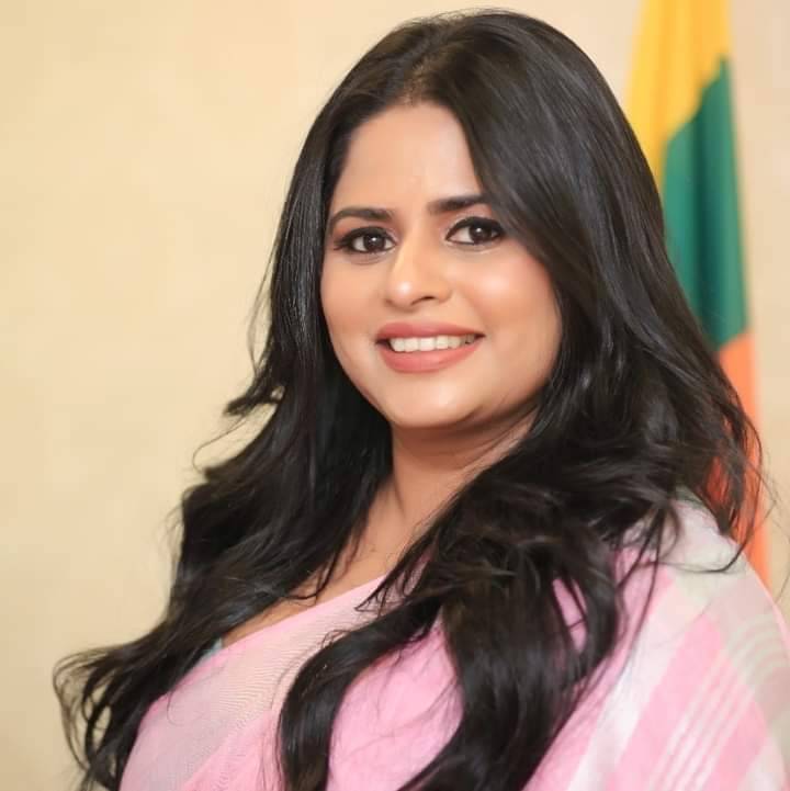 කාලයක් කතාබහට ලක්වුණ තිළිනි ප්‍රියමාලි සද්ද නැතුව කරපු වැඩක් ගැන සමාජ ...
