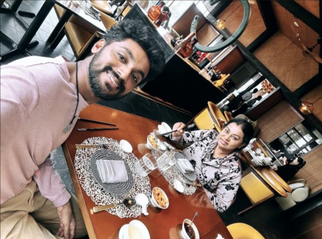 ඒ දවස විශේෂ කරන්න සජිත ගොඩක් මහන්සි වෙලා.. මෙන්න බලන්නකෝ ඇගේ මුහුණේ ...