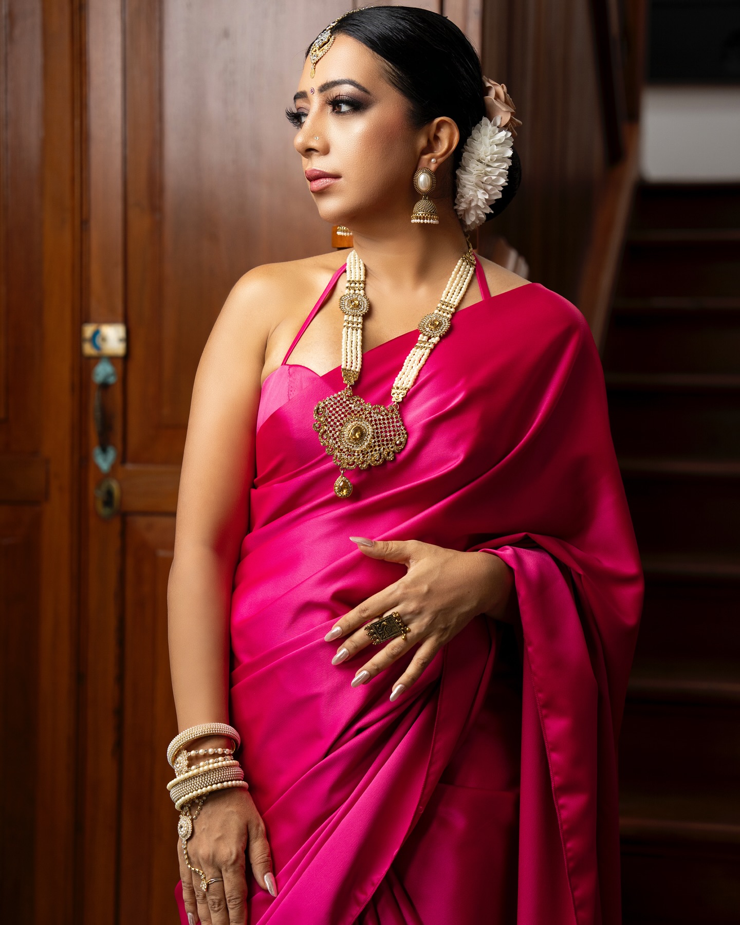 අහ්.. මේ සුරූපී බොලිවුඩ් තරුවක්ද..? නෑ.. නෑ.. මේ එයා... පොඩ්ඩක් ඇස් ...