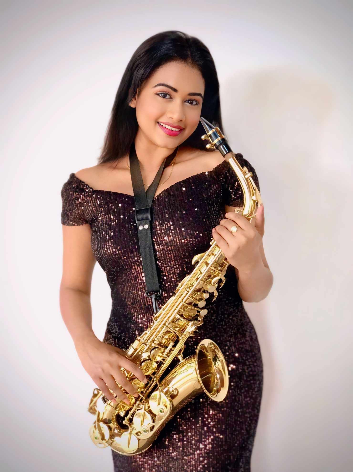 සැක්සෆෝනය මියුරු ලෙස හඬවා එක රැයින් මුළු රටකම අදරය දිනා ගත් ඇය ගැනයි මේ ...