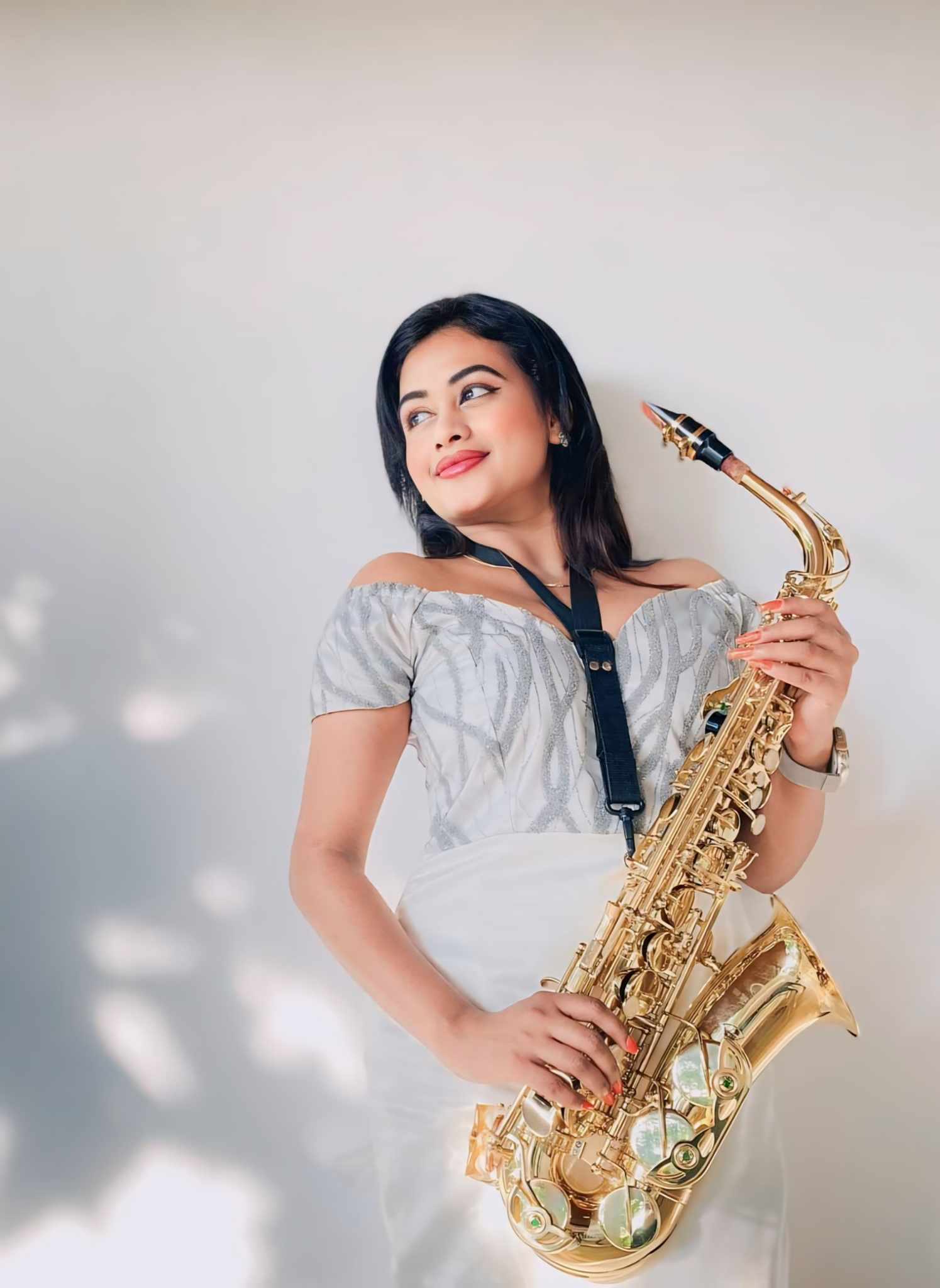 සැක්සෆෝනය මියුරු ලෙස හඬවා එක රැයින් මුළු රටකම අදරය දිනා ගත් ඇය ගැනයි මේ ...