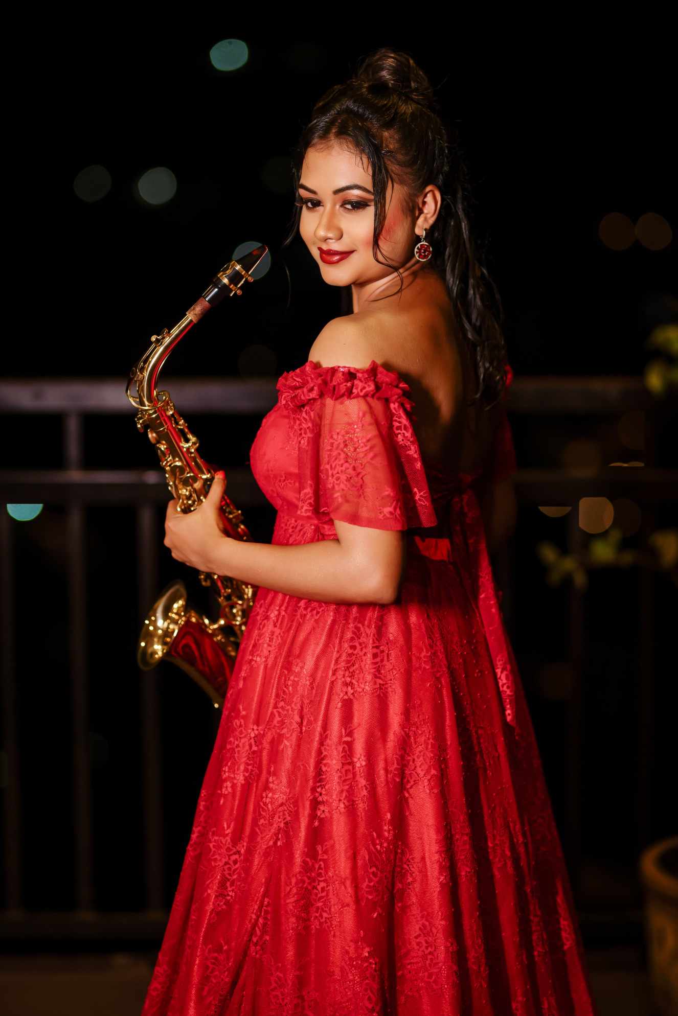 සැක්සෆෝනය මියුරු ලෙස හඬවා එක රැයින් මුළු රටකම අදරය දිනා ගත් ඇය ගැනයි මේ ...