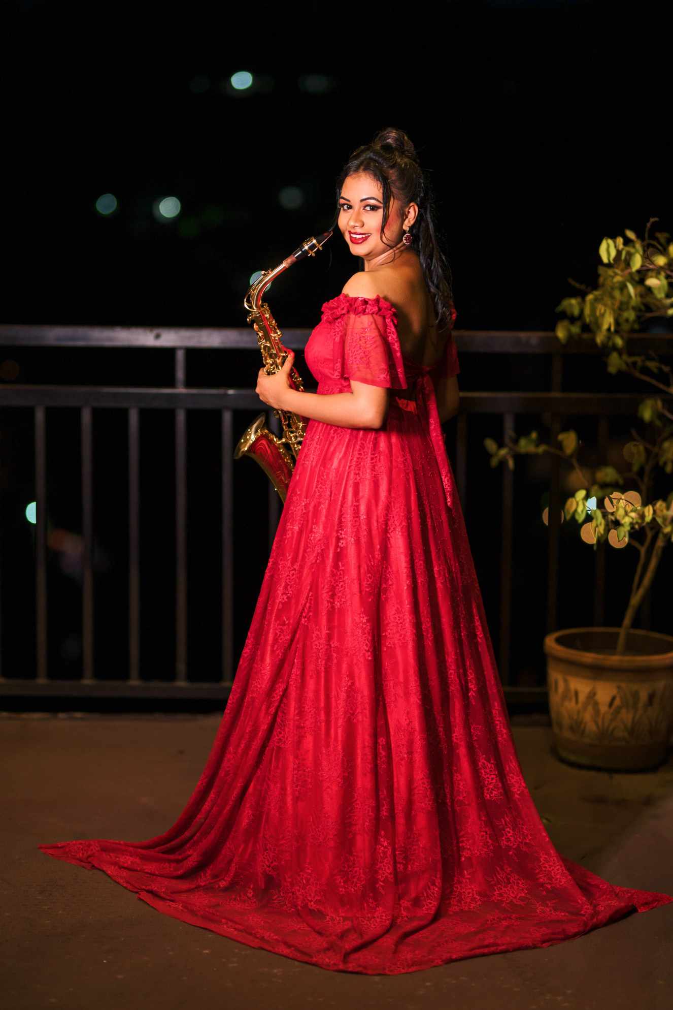 සැක්සෆෝනය මියුරු ලෙස හඬවා එක රැයින් මුළු රටකම අදරය දිනා ගත් ඇය ගැනයි මේ ...