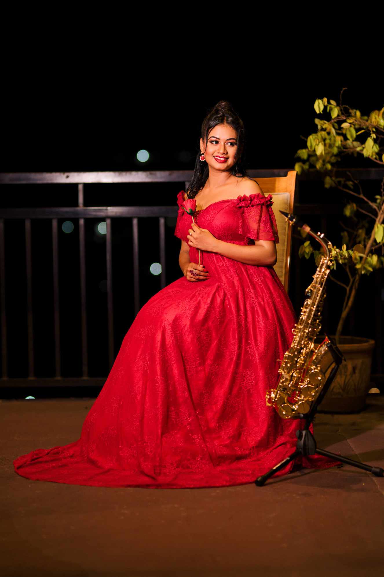සැක්සෆෝනය මියුරු ලෙස හඬවා එක රැයින් මුළු රටකම අදරය දිනා ගත් ඇය ගැනයි මේ ...