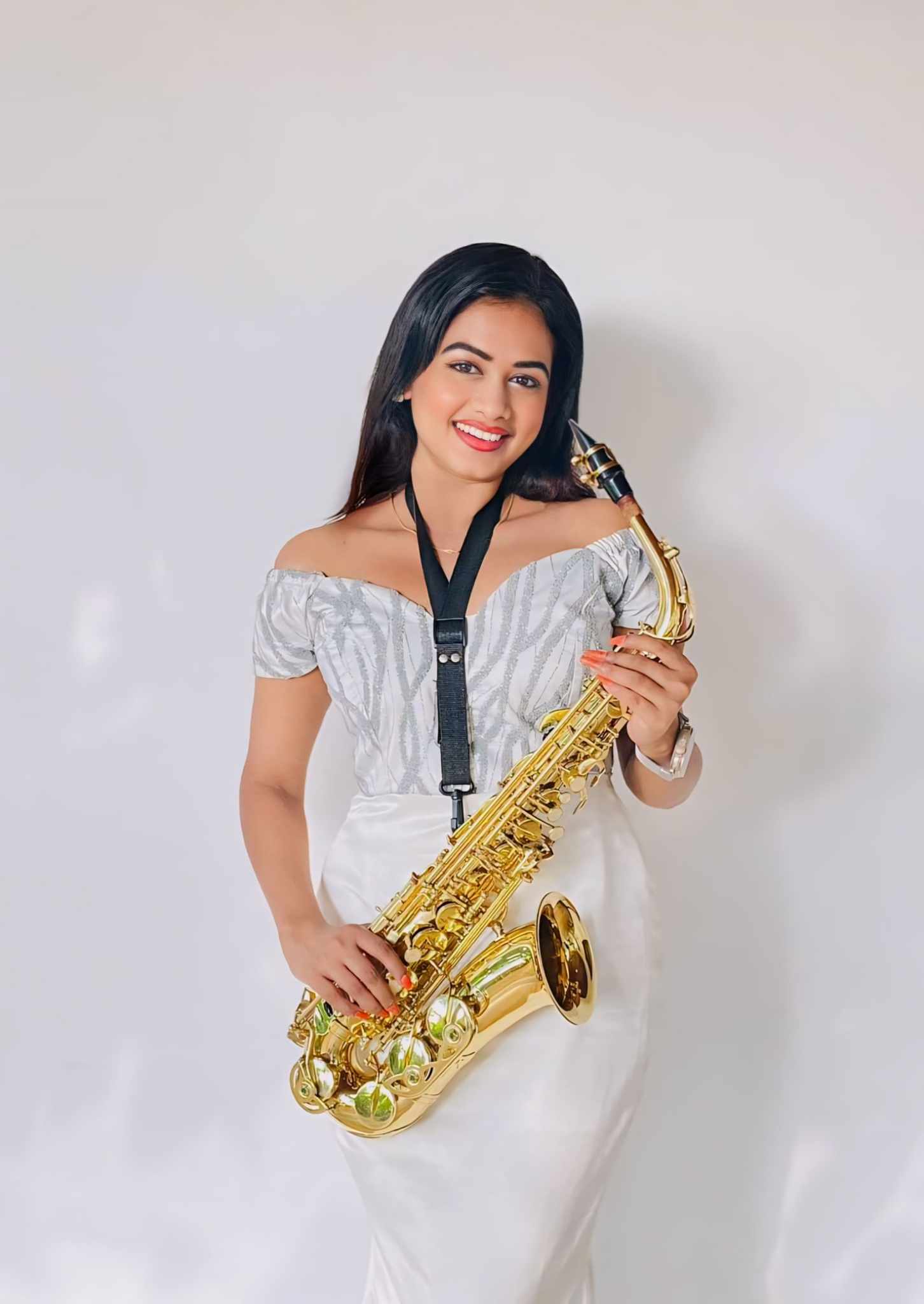 සැක්සෆෝනය මියුරු ලෙස හඬවා එක රැයින් මුළු රටකම අදරය දිනා ගත් ඇය ගැනයි මේ ...