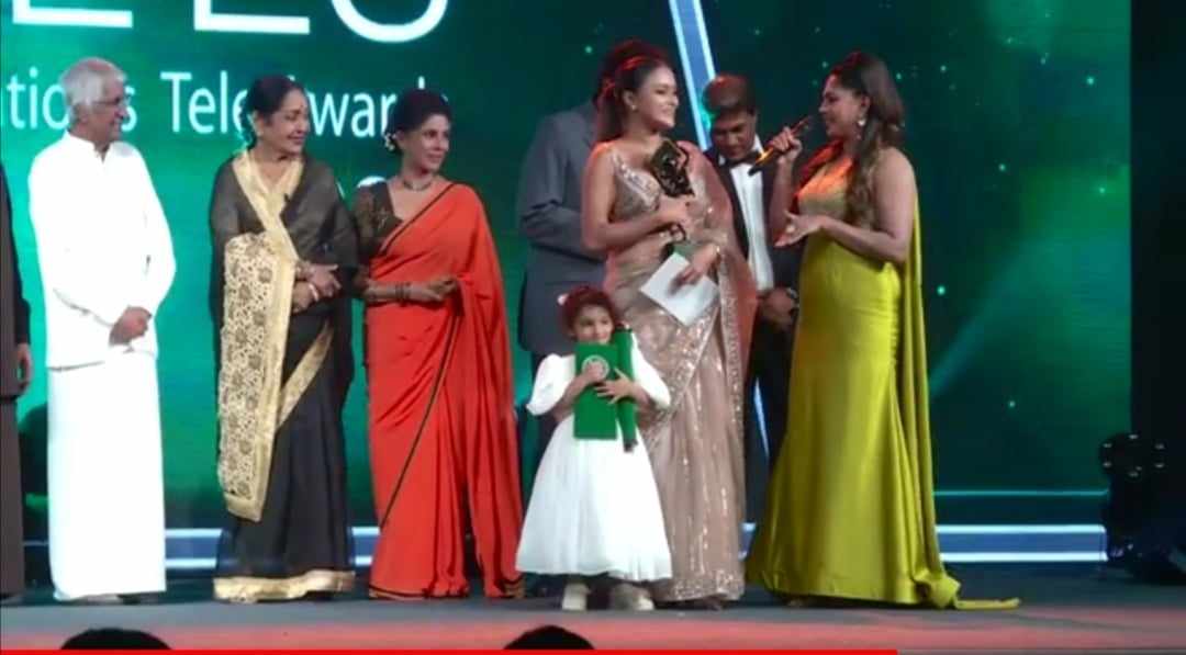 සාරංගගේ ලොකුම සම්මානය, සාරංගගේ සම්මානයක් වෙනුවෙන් වේදිකාවට... මේ ...