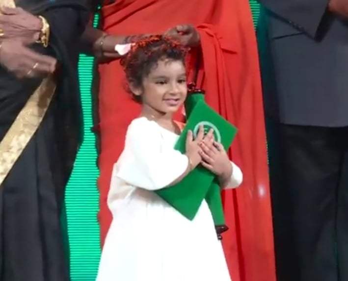 සාරංගගේ ලොකුම සම්මානය, සාරංගගේ සම්මානයක් වෙනුවෙන් වේදිකාවට... මේ ...