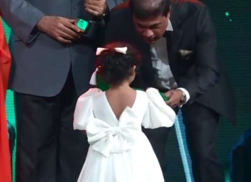 සාරංගගේ ලොකුම සම්මානය, සාරංගගේ සම්මානයක් වෙනුවෙන් වේදිකාවට... මේ ...