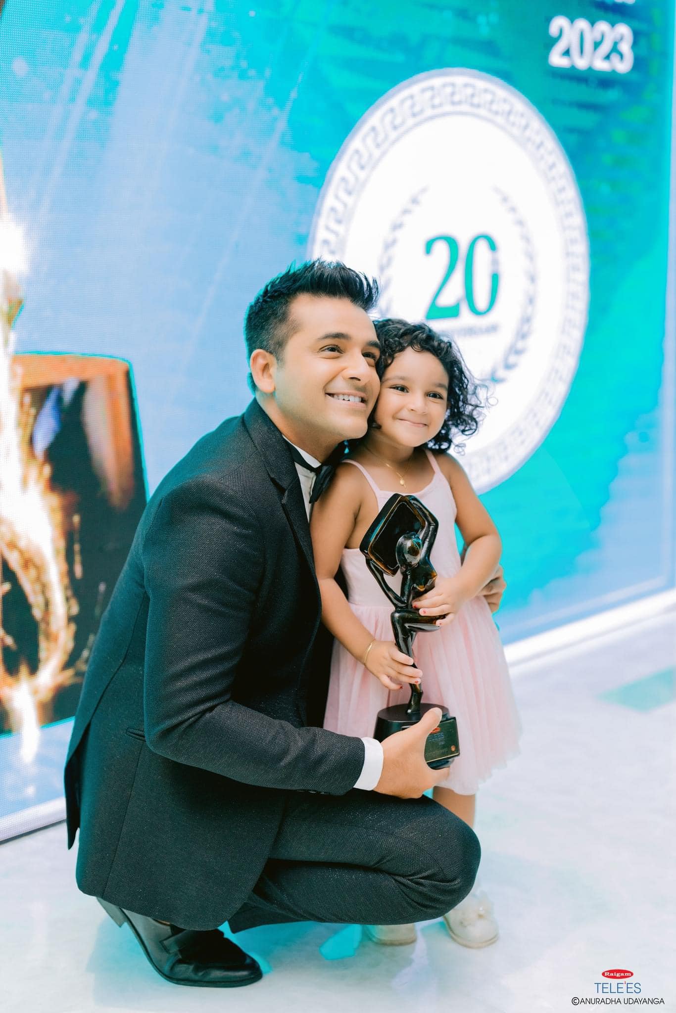 සාරංගගේ ලොකුම සම්මානය, සාරංගගේ සම්මානයක් වෙනුවෙන් වේදිකාවට... මේ ...