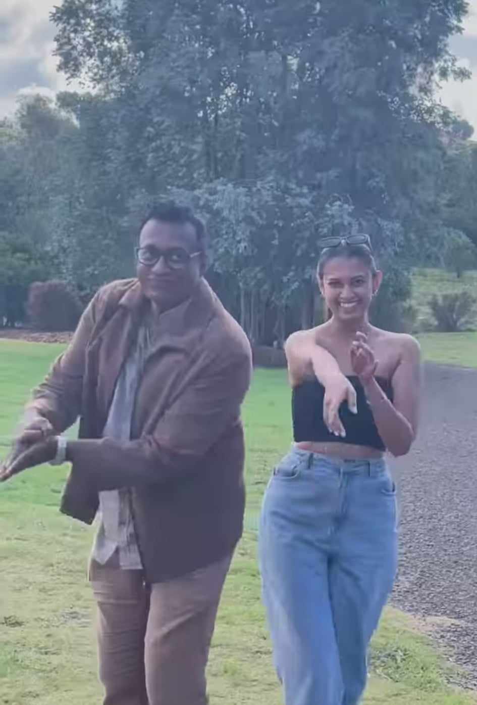 එයාලා එකතු වුණාම ඒක වෙනම ලස්සනක්.. මේ බලන්නකෝ තාත්තයි දුවයි ...