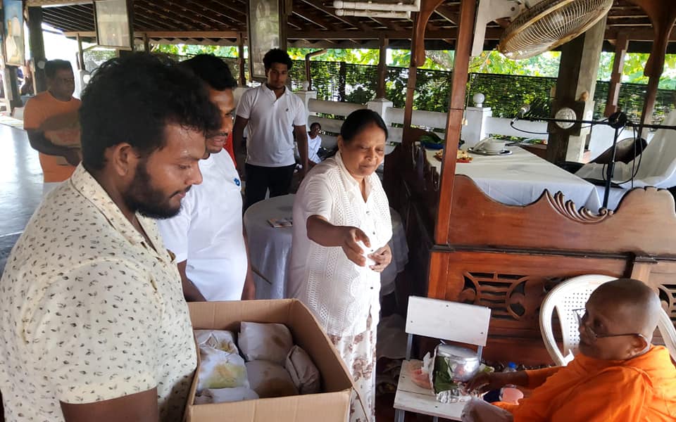 "ඔහු නිසලව ගොස් මාසයක්" - photos - Palitha Thewarapperuma - Hiru Gossip ...