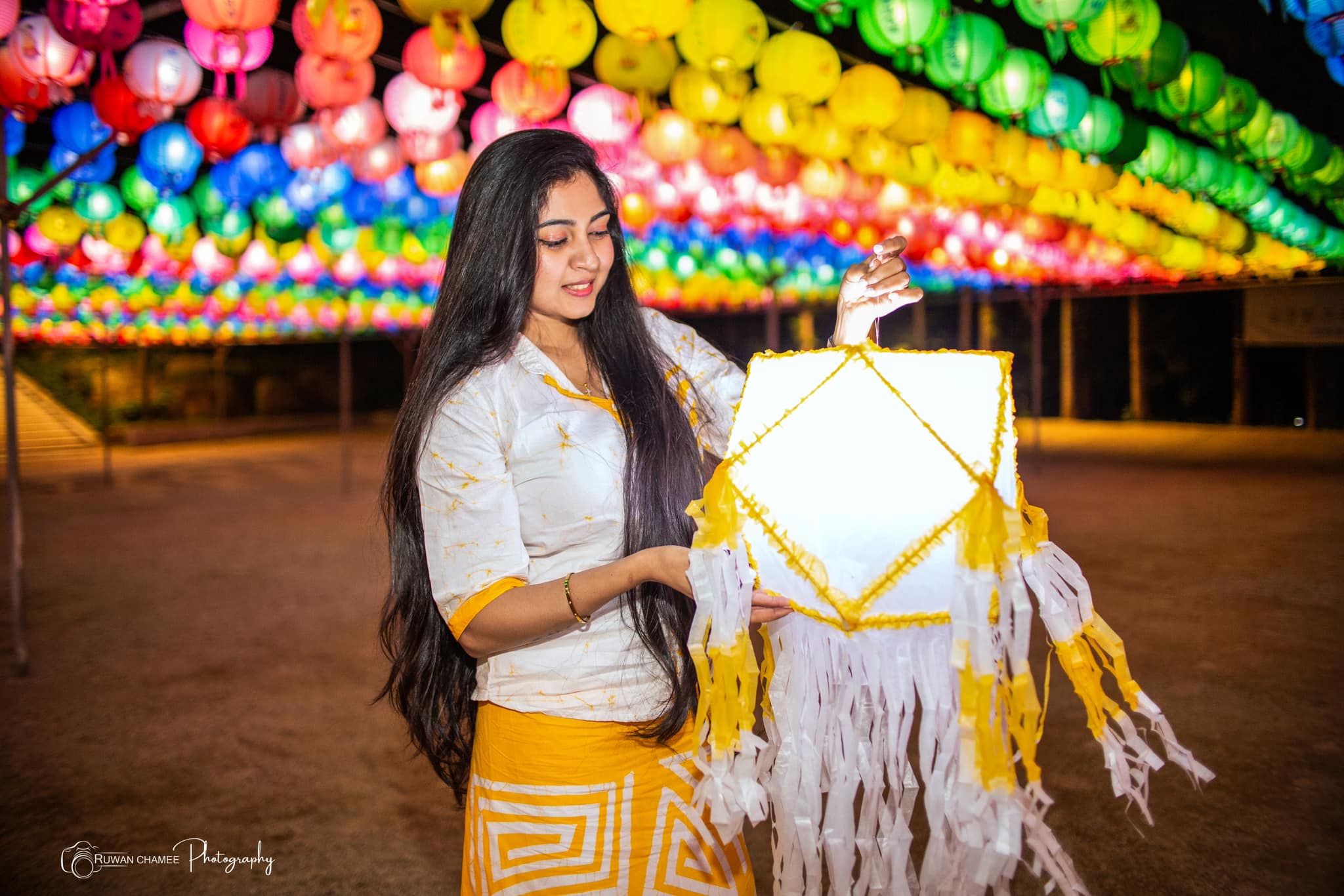 එයාලාගේ පුංචි මැණිකත් එක්ක මෙන්න ඒ දෙන්නා වෙසක් සමරලා.. - Samee And ...