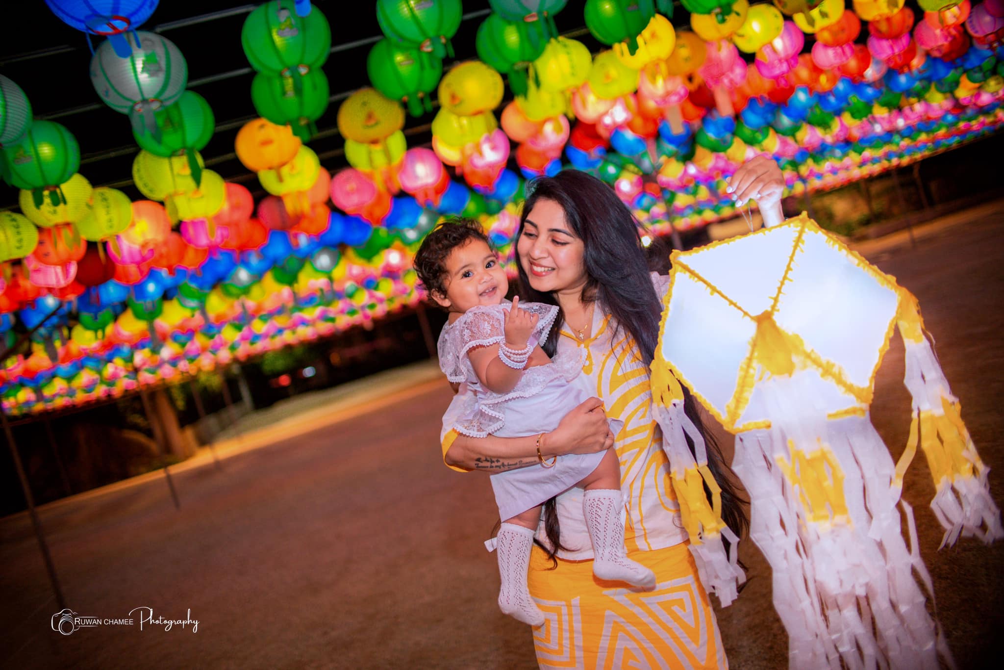 එයාලාගේ පුංචි මැණිකත් එක්ක මෙන්න ඒ දෙන්නා වෙසක් සමරලා.. - Samee And ...