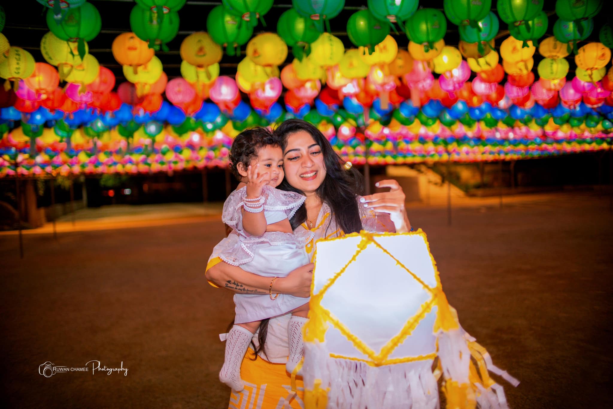 එයාලාගේ පුංචි මැණිකත් එක්ක මෙන්න ඒ දෙන්නා වෙසක් සමරලා.. - Samee And ...