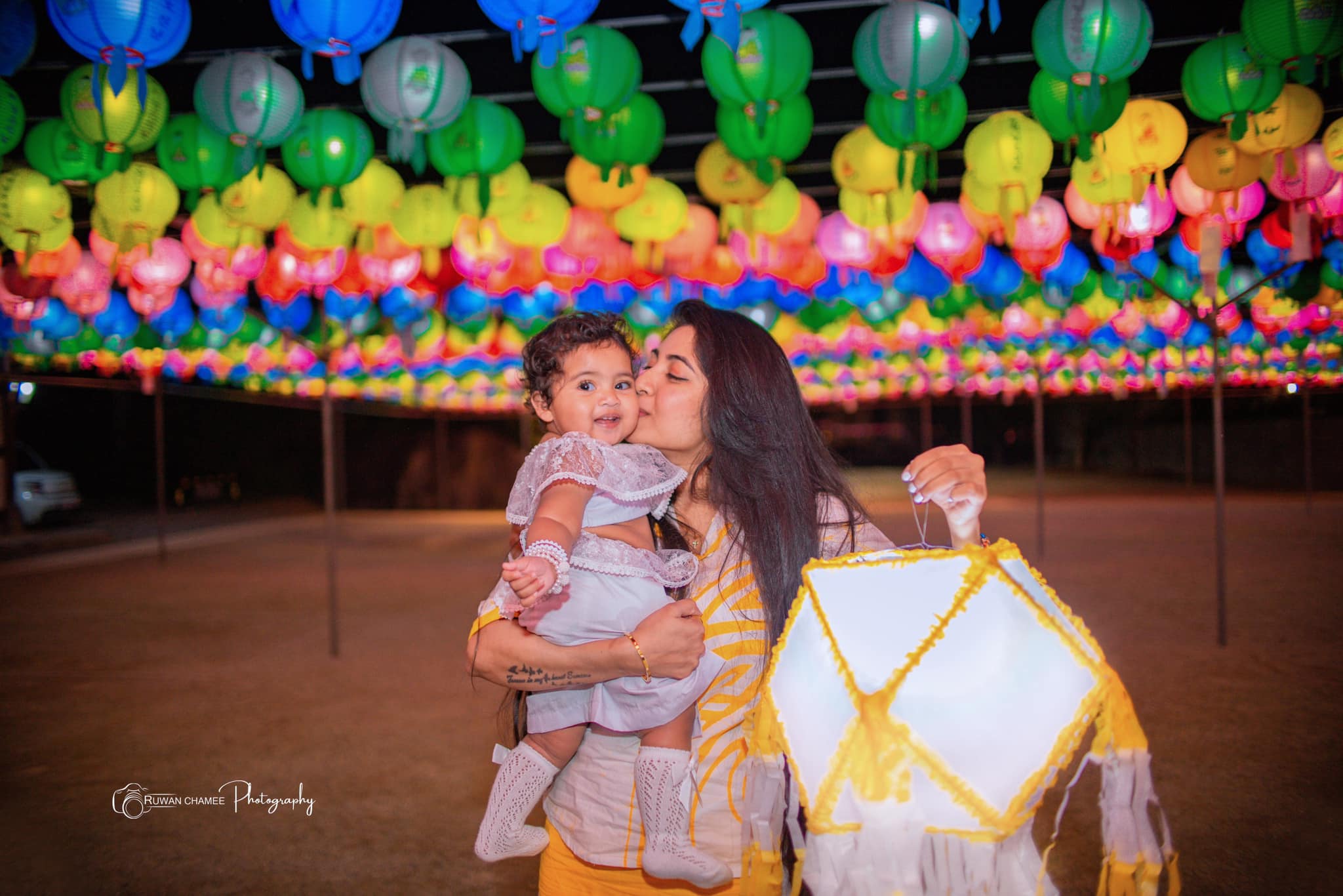 එයාලාගේ පුංචි මැණිකත් එක්ක මෙන්න ඒ දෙන්නා වෙසක් සමරලා.. - Samee And ...