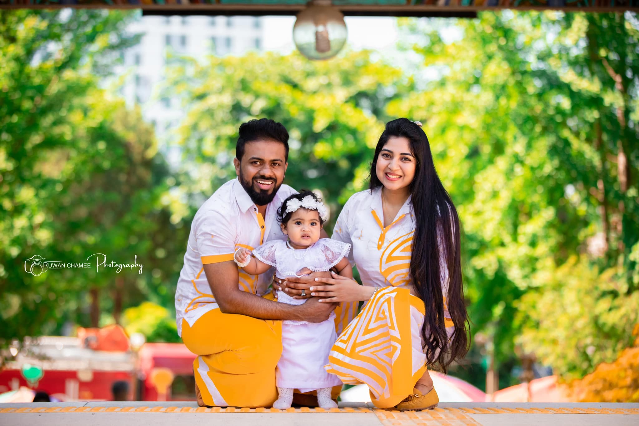 එයාලාගේ පුංචි මැණිකත් එක්ක මෙන්න ඒ දෙන්නා වෙසක් සමරලා.. - Samee And ...