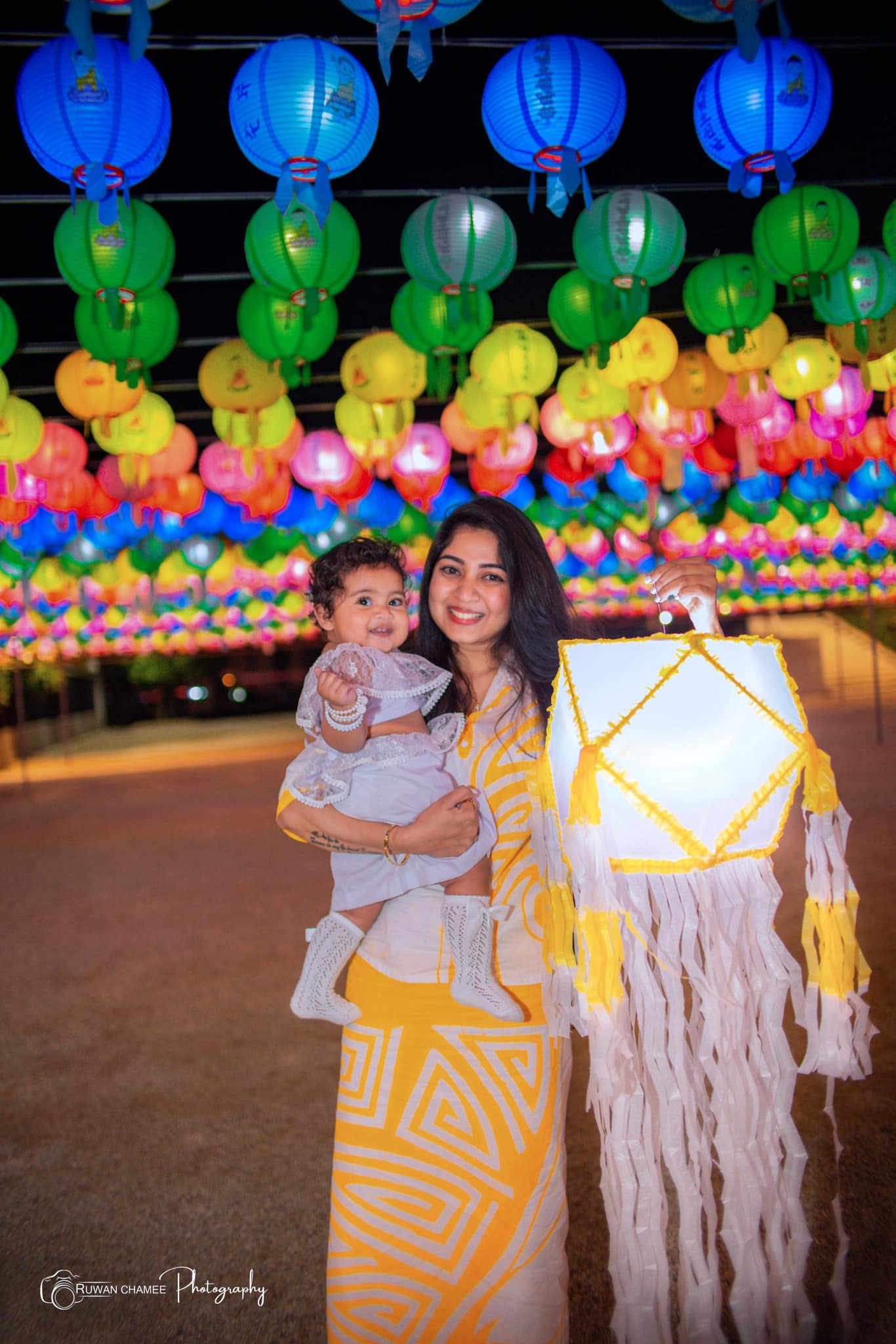 එයාලාගේ පුංචි මැණිකත් එක්ක මෙන්න ඒ දෙන්නා වෙසක් සමරලා.. - Samee And ...