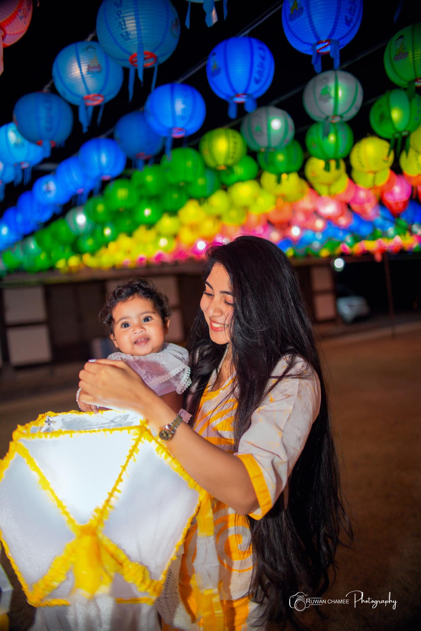 එයාලාගේ පුංචි මැණිකත් එක්ක මෙන්න ඒ දෙන්නා වෙසක් සමරලා.. - Samee And ...