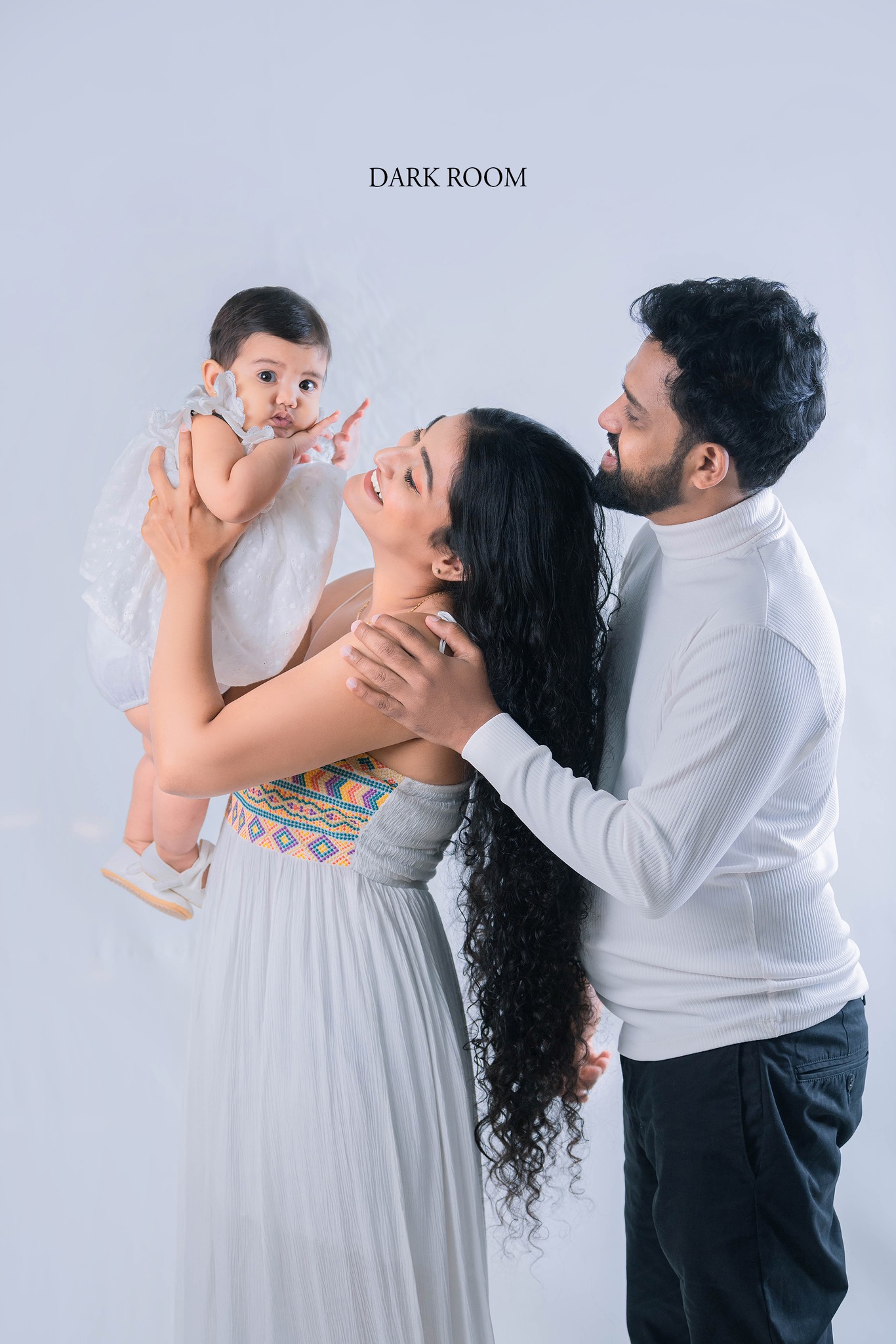 අම්මාගේ වාසනාව, තාත්තාගේ හුරතලී.. පවුලක් ලස්සන වෙන්න ඉන්න ඕන දුවෙක්ම ...