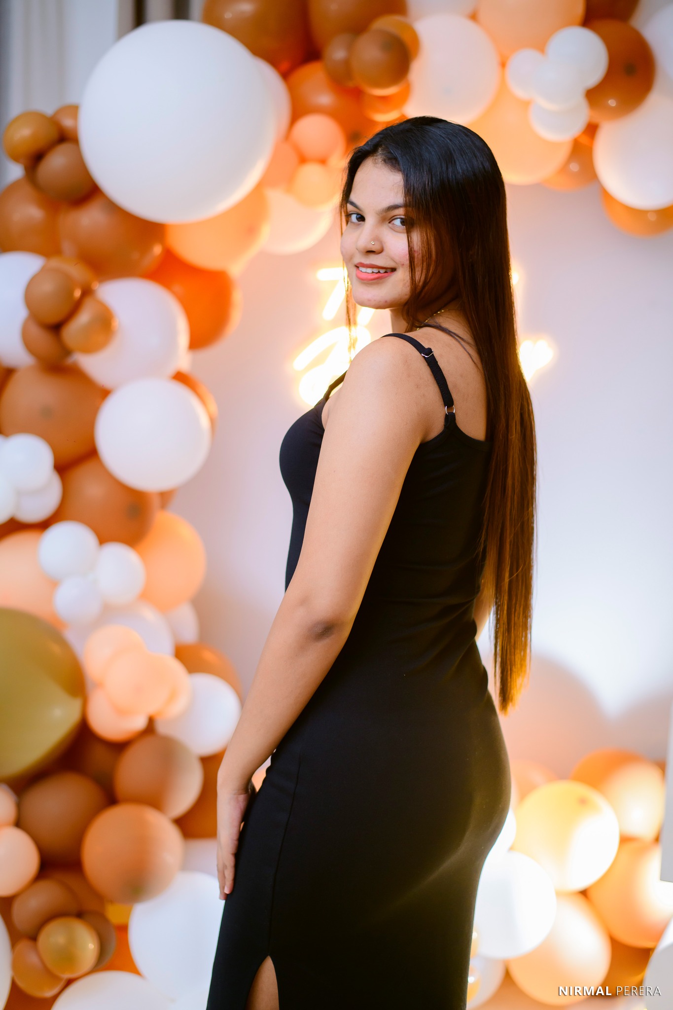 මීට වඩා සතුටක් ඉතින් වෙන කොහෙන්ද..? දරුවෝත් එකතු කරගෙන අමල් සමරපු ...
