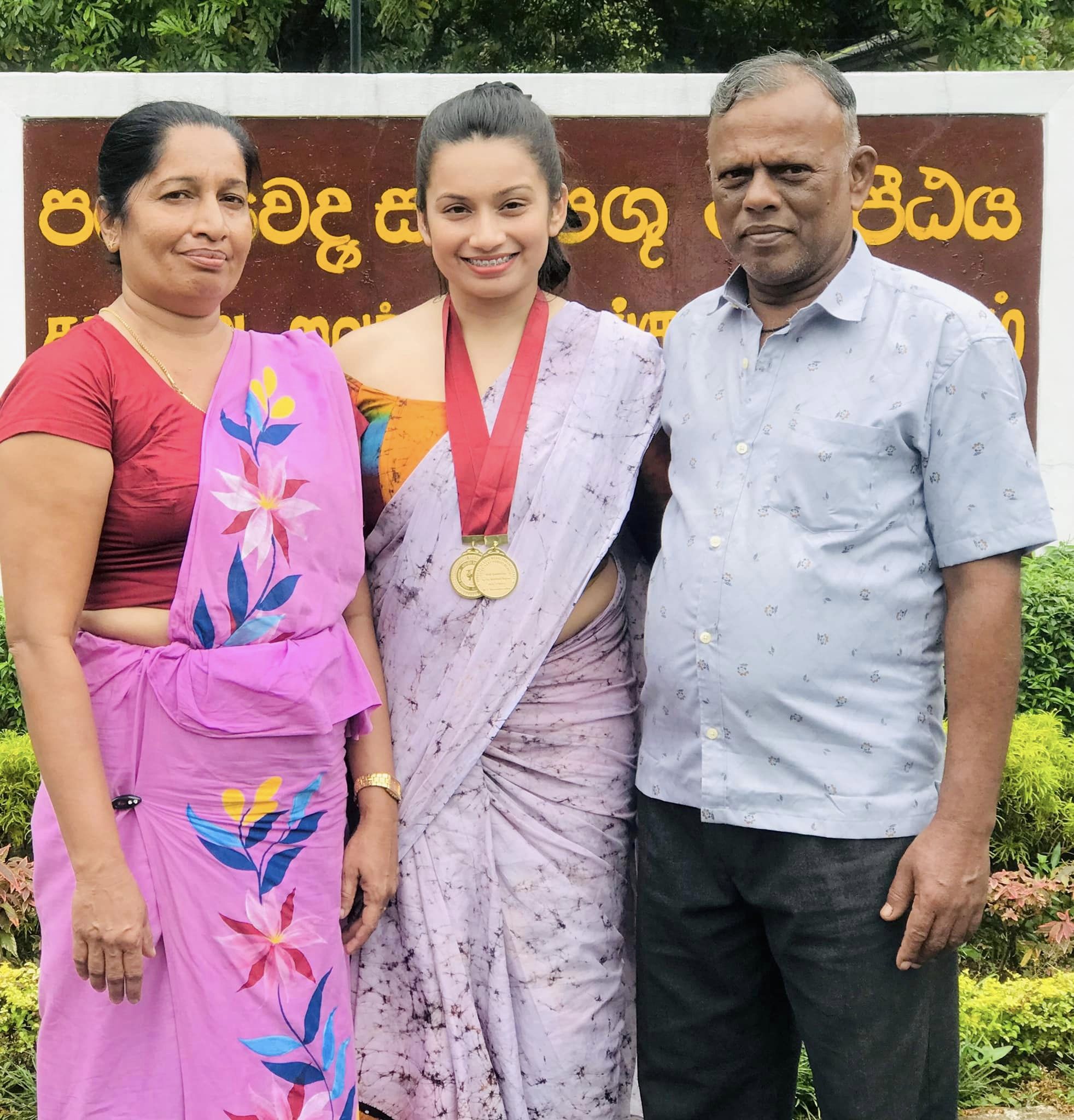 "මේ පැත්ත පළාතෙ ආයෙ එන්න එපා.." ඒ ඇගේ ජීවිතය වෙනස් වුණේ අන්න එතනින් ...