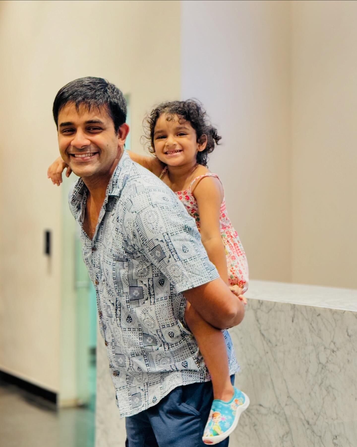 " මං ඔයාට ගොඩාක් ආදරෙයි මගෙ මැනිකෝ." සාරණ්‍යා වෙනුවෙන් සාරංග තැබූ සටහන ...