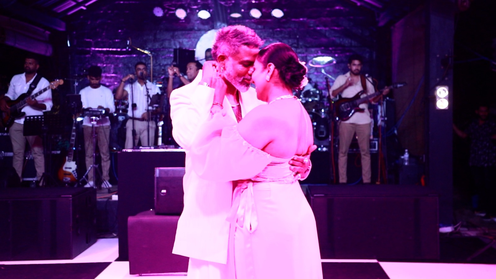 "මේ වෙද්දී මං ඒ හදවත හොරාගෙන ඉවරයි.." එන්න එන්නම තරුණ වෙන ආදරණීය යුවල ...