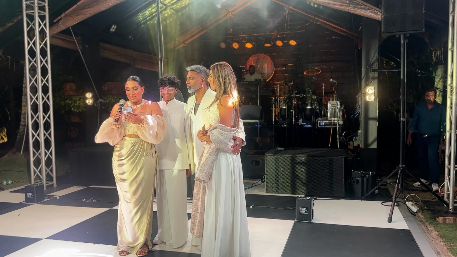 "මේ වෙද්දී මං ඒ හදවත හොරාගෙන ඉවරයි.." එන්න එන්නම තරුණ වෙන ආදරණීය යුවල ...