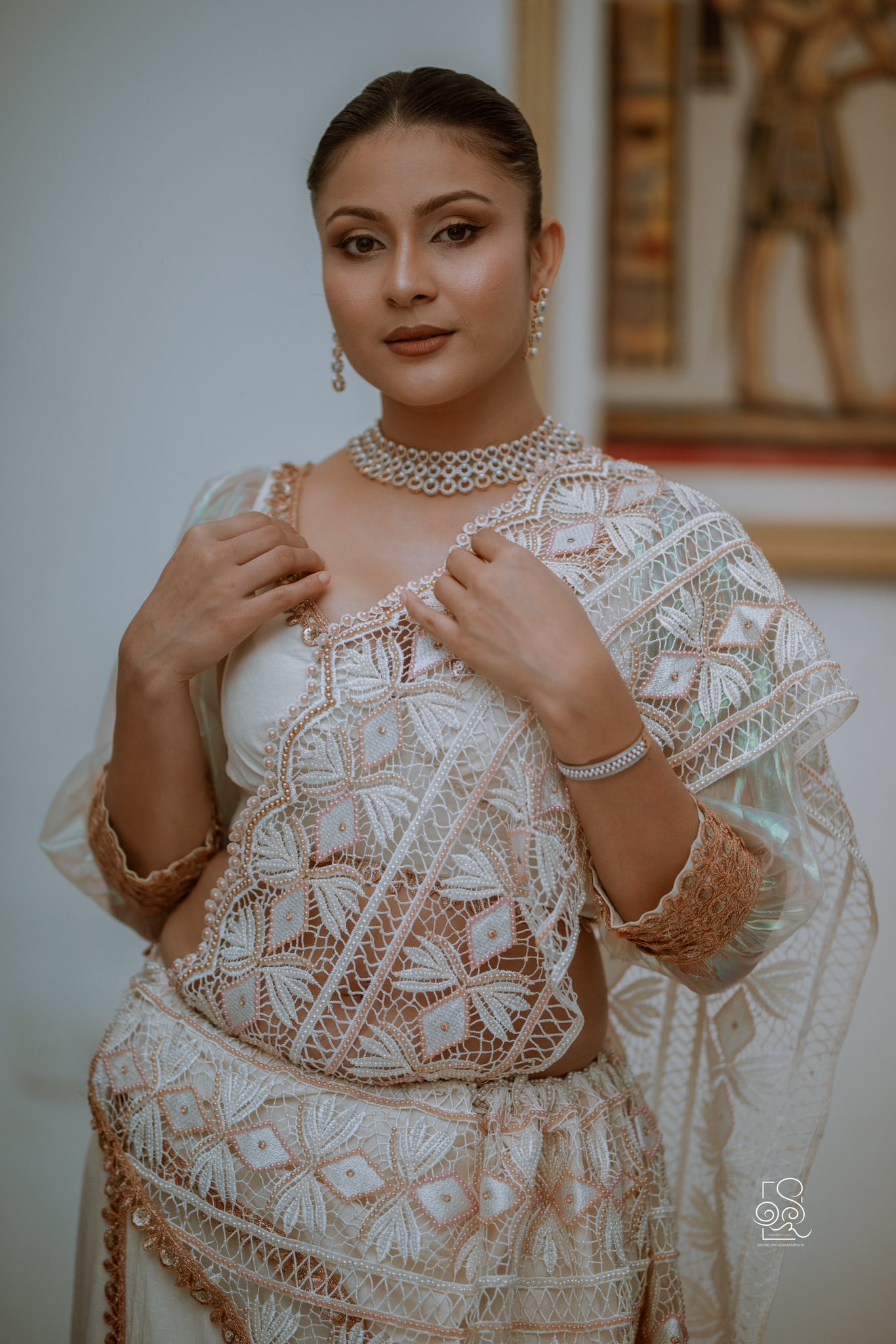 ඔසරියෙන් හැඩවුණු මුතු මැණිකේ .... එයා නම් එන්න එන්නම හරිම ලස්සනයි ...