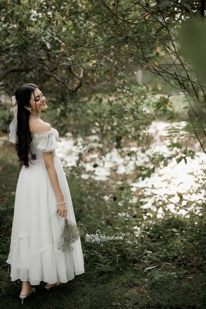 මේ නම් වෙනස් විදිහක ලස්සනක්.. නිසල ගං තෙරක් ළඟ තනිවුණු සුරූපී හිතවන්තිය ...