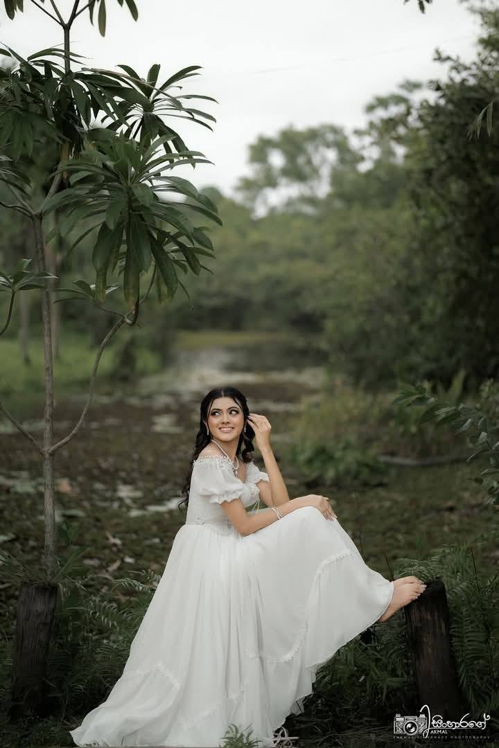මේ නම් වෙනස් විදිහක ලස්සනක්.. නිසල ගං තෙරක් ළඟ තනිවුණු සුරූපී හිතවන්තිය ...
